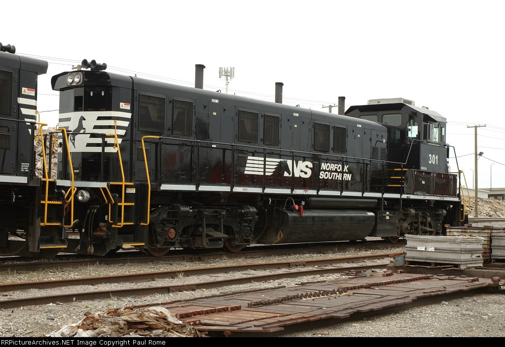 NS 301, NRE 3GS21B, sits at the CP's Bensenville Yard